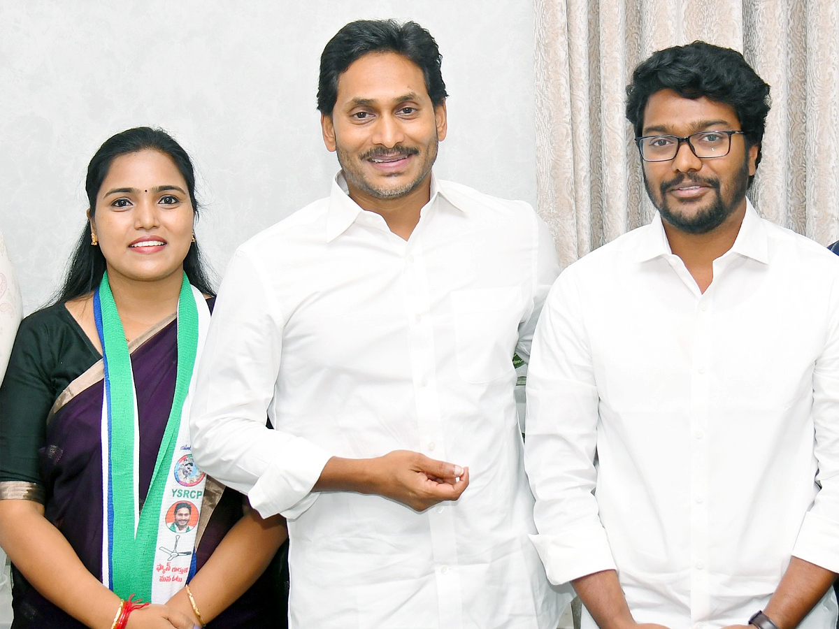 వైఎస్సార్‌సీపీ నేతలతో వైఎస్‌ జగన్‌ భేటీ (ఫొటోలు) | YS Jagan Meeting With YCP Leaders Photos | Sakshi